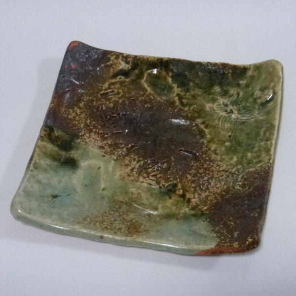 商品情報A-189　伊賀灰釉銘々皿　作・新 歓嗣　一辺14.5cm×14.5cm、高2.7cm　（しおり）在庫2伊賀の赤土にお花と蝶を彫り、伊賀焼特徴の焦げと灰釉で景色を作り、作家の優しい気持ちが表現された楽しい作品です。※2枚ございますの...