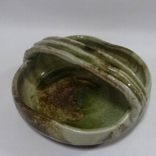 A-202　伊賀手付き鉢　作・新 歓嗣　対角線16.7cm×16.6cm、持ち手16cm　全高8.5cm、鉢高5cm　（しおり）在庫1持ち手に箆目を入れ、底をビードロ釉が滴り落ちて、ビードロ釉がほぼ全面に溜まり、深い緑をたたえています。お鉢...