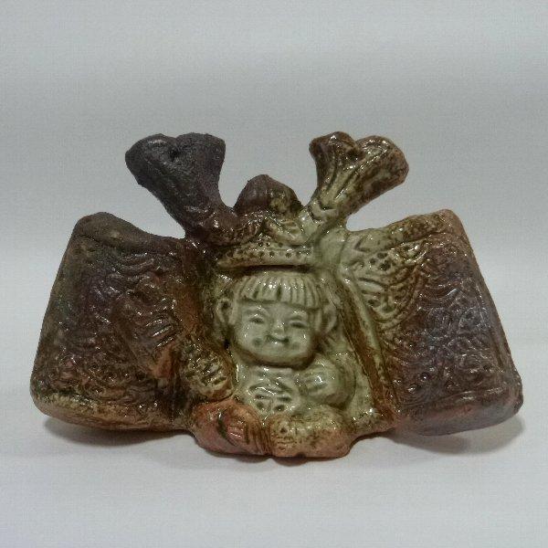 A-205　伊賀兜 五月人形　作・新 歓嗣　15.5×8.5cm、高さ10cm　（しおり）伊賀の巨匠、新 歓嗣 手作り作品。伊賀土の彫像です。端午の節句、五月人形、兜（かぶと）に金太郎さんがまさかり担いでいます。子どもたちの健やかな成長を願...