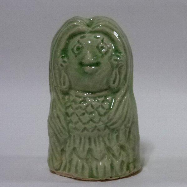 A-238伊賀アマビエ作・新 歓嗣5.6×4.8cm、高さ9cm（しおり）伊賀の巨匠、新 歓嗣 手作り作品。伊賀土の彫像です。アマビエは日本に伝わる半人半魚の妖怪で、疫病退散のご利益があるとされています。全体を緑色の穏やかなビードロ釉がおお...