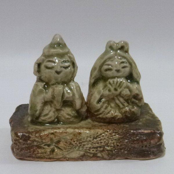 A-281　伊賀雛人形 一如不二　作・新 歓嗣　台座4.6×8.6cm　全高6.4cm　11,000円　（しおり）伊賀の巨匠、新 歓嗣 手作り作品。伊賀土の彫像です。伊賀土に流れ星を描いた台座におひなさま。細やかな彫刻で、彫られた部分にビー...