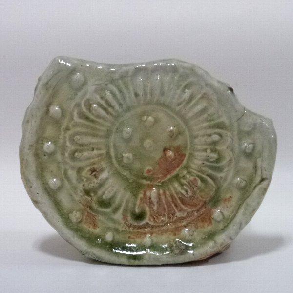 A-285　伊賀丸瓦掛花入　作・新 歓嗣　13.2×5.4cm　高さ11cm　22,000円　（しおり）伊賀の巨匠、新 歓嗣 手作り作品。長い時代を駆け巡った天平瓦をモチーフに、伊賀土にビードロ釉が流れ、とても穏やかな風流ある作品になりまし...