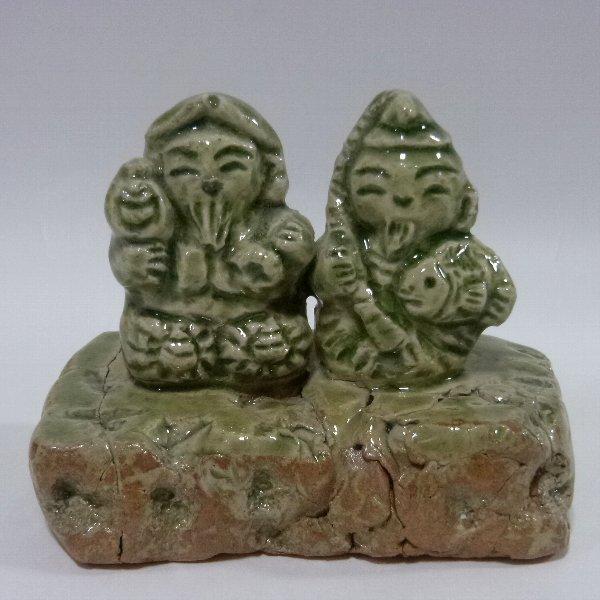 A-286　伊賀焼恵比寿大黒天　作・新 歓嗣　台座5.5×9.6cm　全高7.5cm　（しおり）伊賀の巨匠、新 歓嗣 手作り作品。伊賀土の彫像です。細やかな彫刻で、彫られた部分にビードロ釉が溜まり、やさしい表情を醸し出しています。作家特有の...