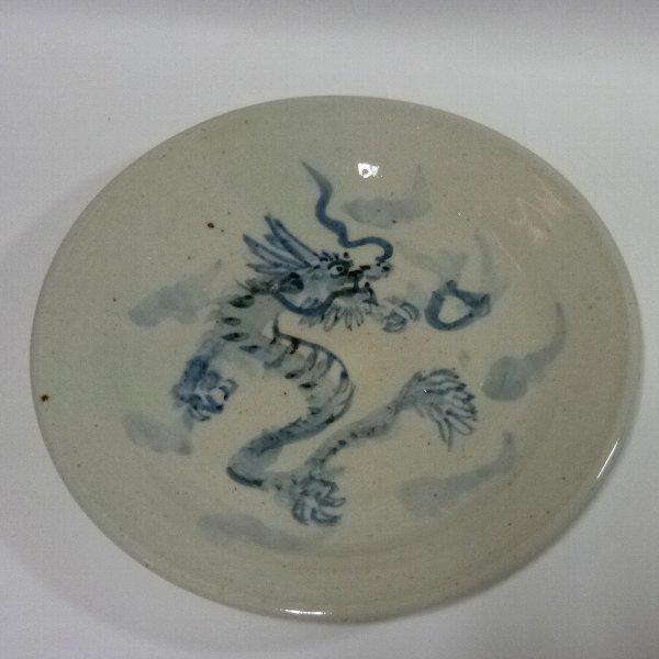 A-297　伊賀丸皿 龍神　作・新 歓嗣　径：18.7×18.7cm、高さ：約2.6cm　（しおり）在庫1伊賀の巨匠、新 歓嗣 手作り作品です。2024年は辰年。丸い皿に龍dragonを描きました。龍神は龍宮に住むと伝えられる龍。水神や海神...