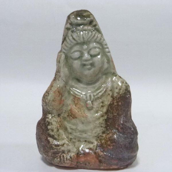 A-535　伊賀如意輪観音坐像　作・新 歓嗣　幅6.6×奥行4.4cm、高さ9.8cm　（しおり）伊賀の巨匠、新 歓嗣 手作り作品。伊賀土の彫像です。細やかな彫刻で、独特の表情を醸し出しています。如意輪観音（にょいりんかんのん）は、人々を苦...