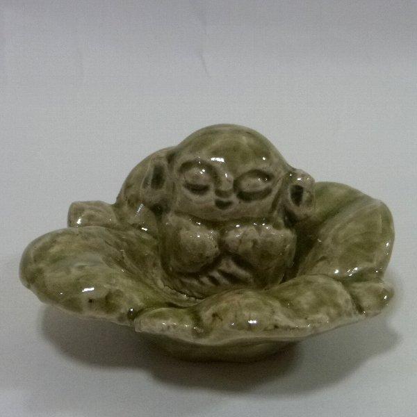 A-230　伊賀花地蔵　作・新 歓嗣　7.4×6.6cm 高さ約4.1cm　（しおり）伊賀の巨匠、新 歓嗣 手作り作品。伊賀土の彫像です。お花に咲いたようにお地蔵さまが静かにひっそりとたたずんでいます。とてもかわいくて、表情が優しくて、心が...