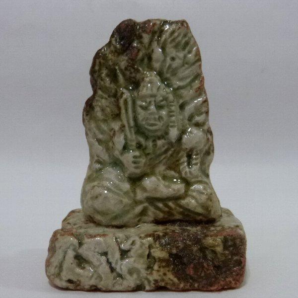 A-539伊賀不動明王坐像作・新 歓嗣　台座6.2cm×4cm、全高8.2cm　(しおり)伊賀の巨匠、新 歓嗣 手作り作品。伊賀土の彫像です。細やかな彫刻で、独特の表情を醸し出しています。伊賀の赤土に緑色のビードロ釉がかかり美しい表情を醸し...