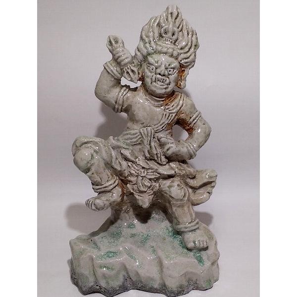 A-548　伊賀蔵王権現立像　作・新 歓嗣　台座11.6×7.5cm、高さ21.3cm　（しおり）伊賀の巨匠、新 歓嗣 手作り作品。伊賀土の彫像です。細やかな彫刻で、彫られた部分にビードロ釉が溜まり、力強く、そして繊細な表情を醸し出していま...