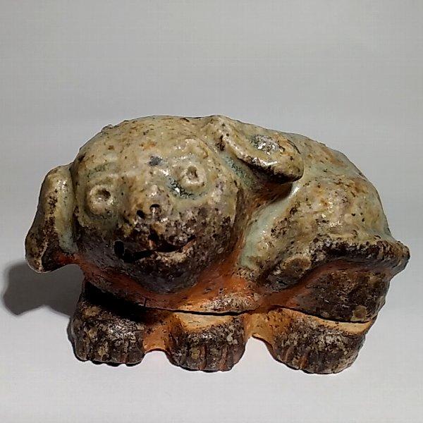 A-561　伊賀香合 いぬ 戌 犬　作・新 歓嗣　7.3×4.5cm、高さ4cm　（しおり）伊賀の巨匠、新 歓嗣 手作り作品。伊賀土の彫像です。高温で焼き締められ、頭にはビードロ釉が流れ、足元は黒く焦げが現れ、小さな作品の中に伊賀焼の特徴が...