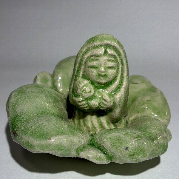 A-571　伊賀花マリア　作・新 歓嗣　8.1×8.3cm 高さ約6cm　（しおり）伊賀の巨匠、新 歓嗣 手作り作品。伊賀土の彫像です。お花に咲いたようにマリアさまが赤ちゃんを大事に抱いています。とてもかわいくて、表情が優しくて、心が和みま...