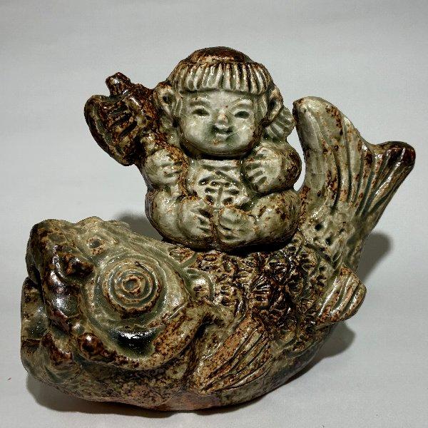 A-572　伊賀鯉のぼり 金太郎　五月人形　作・新 歓嗣　14.2×7.2cm、高11.7cm　（しおり）伊賀の巨匠、新 歓嗣 手作り作品。伊賀土の彫像です。端午の節句、五月人形、金太郎さんがまさかり担いでいます。子どもたちの健やかな成長を...