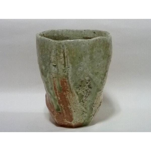 F-368　伊賀湯?　作：藤岡周平　8.5×8.5cm、高さ10.8cm　（共箱、しおり）　箆目に沿ってきれいな緑色のビードロ釉がどっぷり流れ、ゴツゴツした中に作家独自のやさしい火色が調和して、美しさも兼ね備えた作品になりました。扱いやすい...