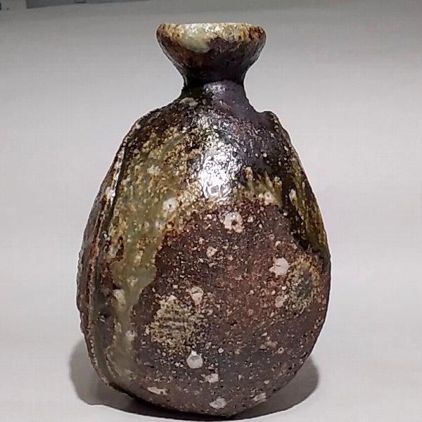H-400伊賀窯変徳利作・蓮 善隆　7.8×8cm、高13.1cm　36,300円　(共箱・共布・しおり)ビードロ釉が三方向に向かって流れベースの伊賀土に鉄流とビードロ釉が混ざり合ってコントラストが美しく、三角形の形状にそれぞれの世界が現れ...