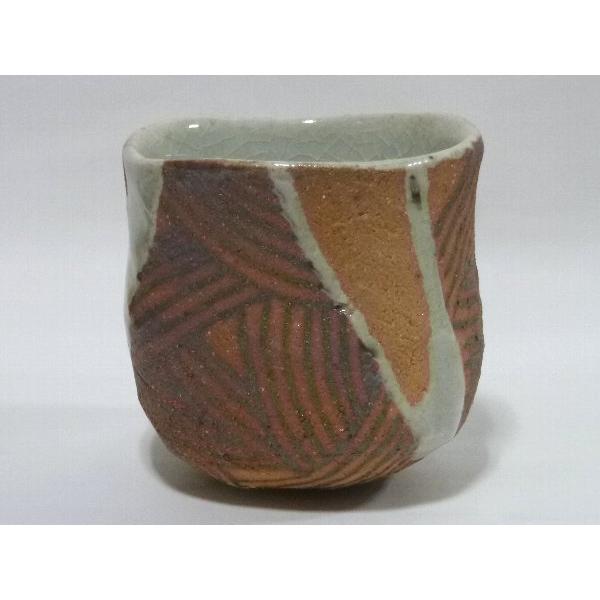 J-804伊賀彩紋酔器湯呑 スイング作・小島 憲二　径8.8×8.9cm　高さ8.7cm　13,200円　(しおり) 不安定な丸い形に彩紋を描き、炎の洗礼により伊賀土の濃淡の表情がとても豊かで、独自の土味の中に新しい造形美あふれる作品です。...