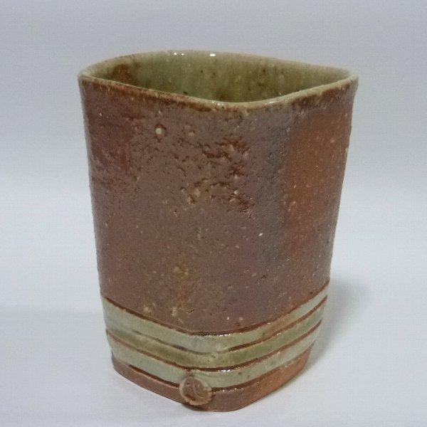 J-823伊賀四方湯呑作・小島 憲二　一辺6.7×6.8cm　対角線7.8cm、高さ9.2cm　6,600円　(しおり) 在庫4真四角の形の中にビードロ釉が流れ、外観は緋色の濃淡の中に三本の帯のデザインが全体を引き締め、「心」の印により作家...