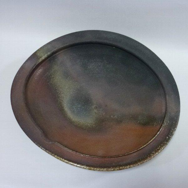 J-824　伊賀窯変片口大鉢　作・小島 憲二　径26.4×23cm　高さ7.8cm、片口側高さ7cm　19,800円　(しおり）波型の形に小さく片口をつけて遊び心を演じ、高台は花形に形どり、遊び心満載。表裏共に窯変の微妙な色合いを生かしてい...