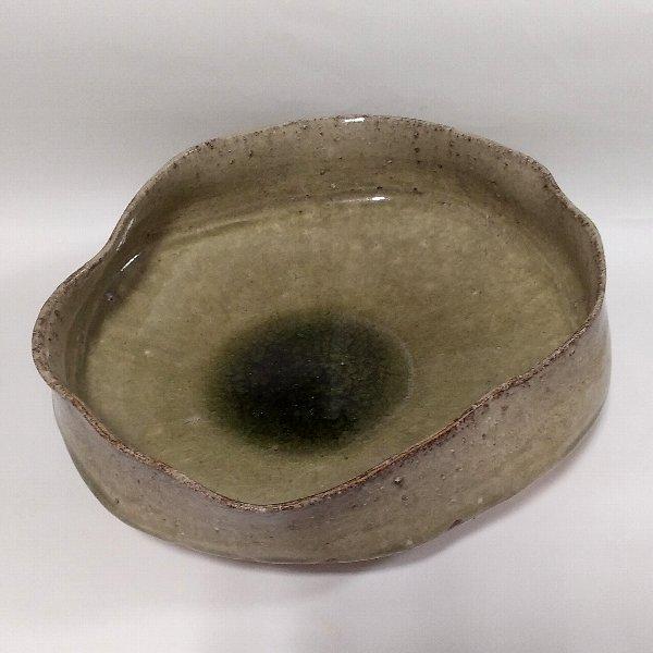 J-829　伊賀釉沓鉢　作・小島 憲二　径21.5×20.8cm　高さ7cm　(しおり）波がうねったようなしなやかな形に、淵から裏側まで伊賀特有のビードロ釉を流し、中央には透き通ったきれいなビードロ釉が溜まり、また花形の糸底まで、作家の気遣...