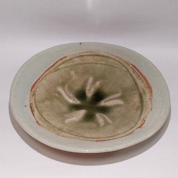 J-831　伊賀灰釉掛分渦紋皿　　作・小島 憲二　径20.6×21cm、高さ4.2cm　8,800円　(しおり）在庫3中央に渦で凹凸して、透き通ったきれいなビードロ釉を流し、地肌を魅せて景色として、煮物もサラダも幅広く活躍できる一皿です。小...