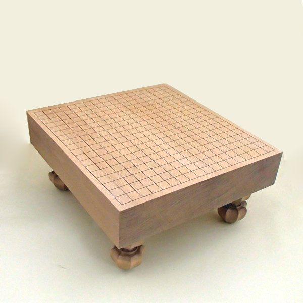 新桂（アガチス）三寸　足付一枚板碁盤　一番普及していて、耐久性がある足付碁盤サイズ：正規の約42cm×46cm。盤の厚さは三寸（約9cm）足の高さは12cm〜13cm※アガチス碁盤すべて柾目です。碁盤は茶黄色味をおびています。東南アジア産の...