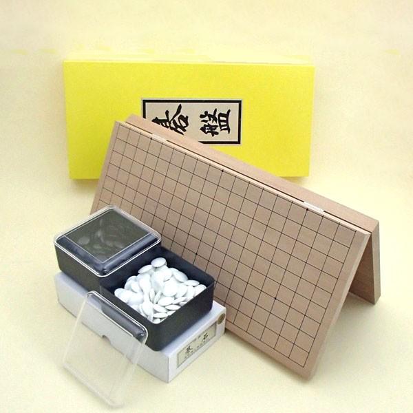 持ち運び便利な囲碁セットです。　打ち心地の良い厚みで正規サイズの盤です。正規サイズの約42×46cm。盤の厚み約20mm。碁笥：収納便利なプラスチック角ケースプラスチックの碁石梅をセットにしました。※プレゼントラッピングを無料で承ります。ご...