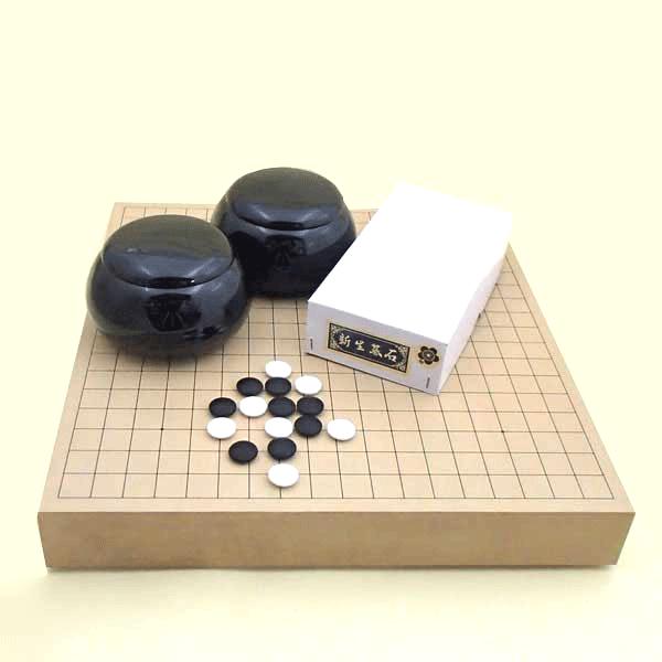 囲碁セット　新桂二寸卓上接合碁盤と新生梅碁石（約8mm）とプラスチック碁笥黒大新桂二寸の卓上接合碁盤のセットを組んでみました。プレゼントに如何ですか！碁盤：新桂二寸接合卓上碁盤接合盤はハギ盤とも言います。将来的に反ってくるのを防ぐ効果があり...