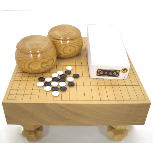 高級囲碁盤セット　新桂三寸一枚板足付碁盤と新生竹碁石（約9mm厚）と伝統工芸士作の木製手作り碁笥栗大堂々の足付囲碁セットです。人生の記念の日や、ご自身へのプレゼントにいかがですか！【セット内容】新桂三寸足付一枚板碁盤　サイズ：約42cm×4...