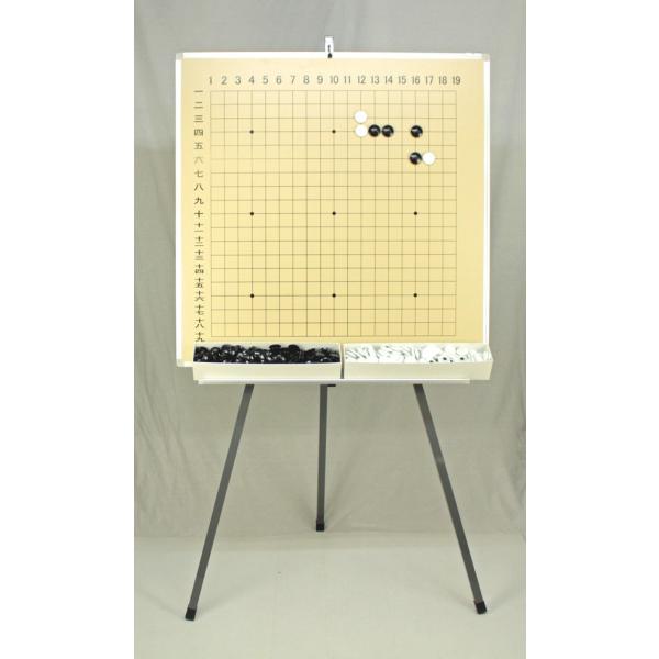 教授用大碁盤と立掛け台（受皿付）一式。学校の囲碁部や公民活動の囲碁教室に便利！盤の大きさ：87×87cm碁石直径35mm。白石180個、黒石181個がついています（化粧箱入り）。通常、スタンド式立掛台に乗せて使いますが、フックにかけて吊り下...