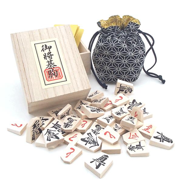 囲碁ラボオリジナルなチョットおしゃれな駒袋がついて、どこでも将棋をお楽しみ頂けます。●木製将棋駒優良押　桐箱入り（裏赤）安価な普及駒です。学校の将棋部などにもお勧めです。将棋の駒はなくす場合も多く、お子様の将棋入門などには普及駒がお勧めです...