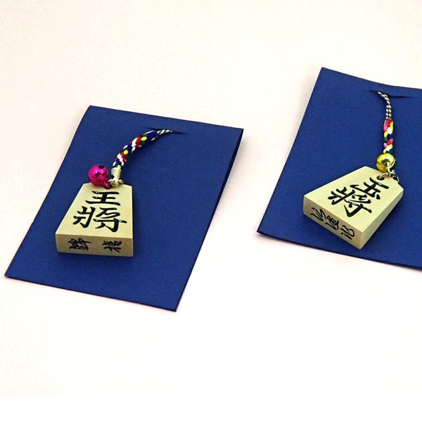 将棋駒根付　囲碁ラボオリジナル　本黄楊特上彫り　根付（王将か玉将）作者銘か書体入りチョット本格的な将棋の根付けです。プレゼントにもいかがですか。お財布やバッグなどにさり気なく、おしゃれです。※画像は2個ですが王将か玉将かどちらかで、お選び頂...