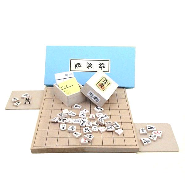 新桂6号折将棋盤と木製優良押し将棋駒に囲碁ラボオリジナルMDF材の駒台付の将棋盤セット気持ち厚めの折将棋盤と人気ナンバー１の木製将棋駒優良押し桐箱入りの将棋セット携帯収納便利で将棋入門にいかがですか。※メイン画像の駒に今は「紙盤」はメーカー...