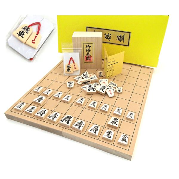 囲碁ラボ人気ナンバー１の折将棋盤セット将棋を始めたあの方へのプレゼントにも最適将棋盤の厚さも約2cmで指し心地は十分です。「プラスチック製根付」は色も種類もお選び頂けません。どんな「根付け」が入っているか、開けてのお楽しみ！木製7号折将棋盤...