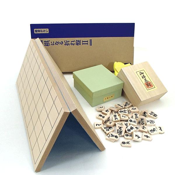 お子様にも読みやすい正式書体の将棋駒のセット。　折将棋盤にはめずらしい駒台までついています。将棋盤：蝶番のない実用新案の棋になる折将棋盤サイズ：33.5cm×36.5cm×1.2cm。重さ：1.2kg。材質：MDF圧縮木材。蝶番がないので対...