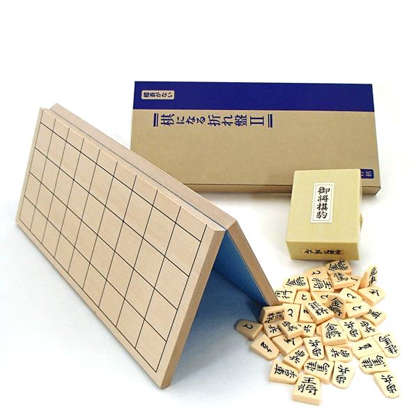 収納・携帯便利で、蝶盤のないアイデア折将棋盤とプラスチック将棋駒のセット将棋盤：棋になる折将棋盤サイズ：33.5cm×36.5cm×1.2cm。重さ：1.2kg。材質：MDF圧縮木材。蝶番がないので対局中のガタツキが少なくテーブルを傷付けに...