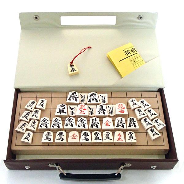 なんと携帯便利なバッグ付き　将棋盤セット（新桂4号折将棋盤+人気ナンバー1の優良押し駒）新桂4号折将棋盤　アガチス材サイズは約26cm×30cm、厚さ4分（約12mm）多少、小ぶりな将棋盤ですが、普通サイズの駒で遊べます。将棋駒：人気の木製...