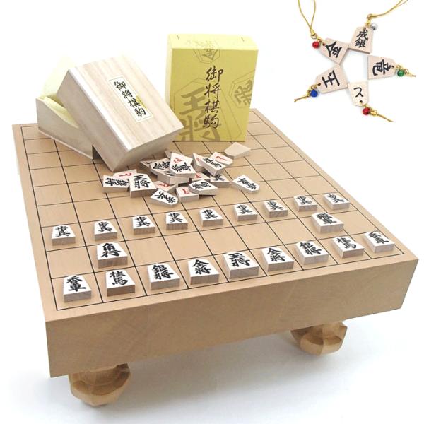 扱い易い足付将棋盤に木製特選将棋駒(裏赤）をセットにしました。足付将棋セットデビューにいかがですか！プレゼントにも最適将棋盤：新桂2寸足付接合将棋盤。サイズは約33×36cm　厚さ約6cm。駒：木製特選将棋駒　桐箱入り。書体は見易い楷書体、...