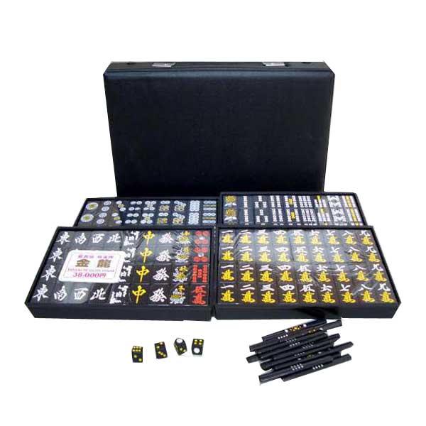 手打ち麻雀牌　普通サイズの金龍　人気のオールブラック！材質：ユリア樹脂牌の色：黒色牌のサイズ：Mサイズ：19mm×26mm×16mm牌1個の重さ：約15gケースごとの重さ：約3kg　大きさ：約30cm×19cm×5cm「牌ストラップ1個付」...