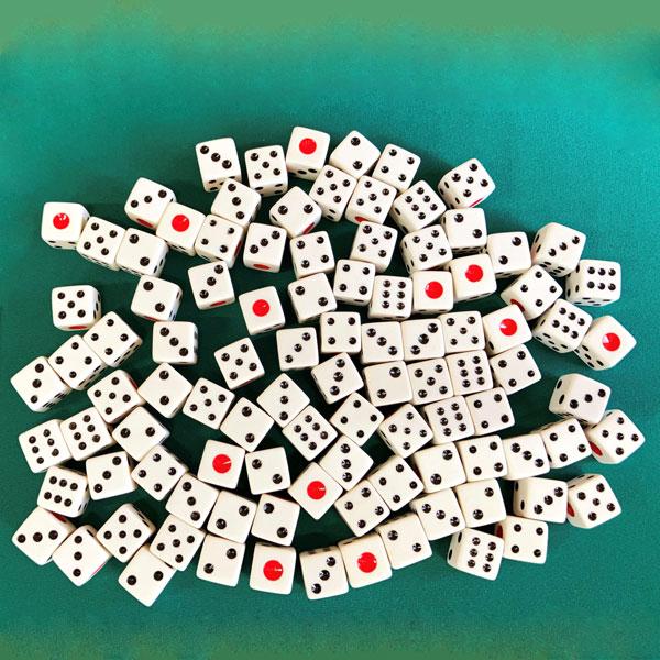 麻雀　ダイス　サイコロ　1赤目14mm　100個組材質は「ユリア樹脂」。1の目は黒目より大きくなっています。まとめてお得！一辺の大きさは約14mmです。ついつい、無くなるのがサイコロです。まとめてお得です。通常、「レターパック」でメーカーよ...