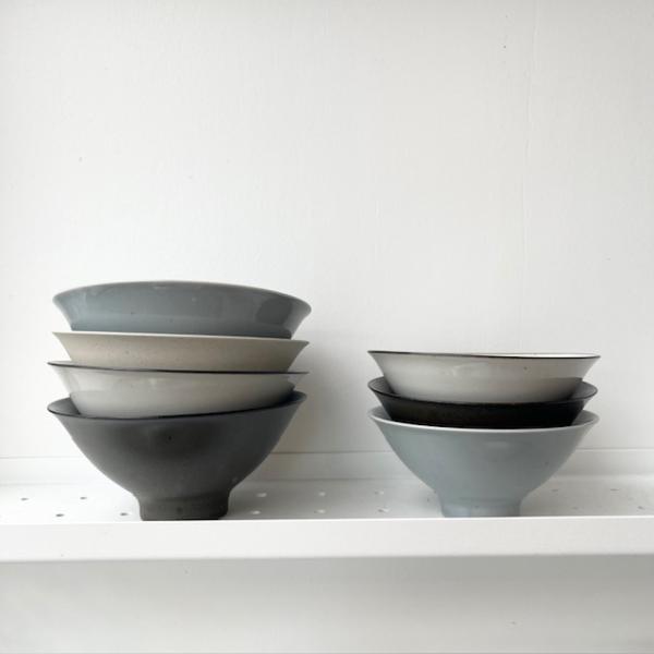 ALONGU 明論具が生まれる長崎県波佐見町で作られています。シンプルなお茶碗は他の食器と合わせやすく、同じ波佐見町で作られるハサミポーセリンとの相性も良くおすすめです。ALONGU 明論具の器は、自然の釉薬の濃淡によって生みた?される一点...