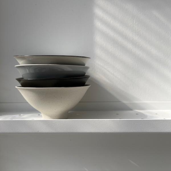 ALONGU 明論具が生まれる長崎県波佐見町で作られています。シンプルなお茶碗は他の食器と合わせやすく、同じ波佐見町で作られるハサミポーセリンとの相性も良くおすすめです。ALONGU 明論具の器は、自然の釉薬の濃淡によって生みた?される一点...