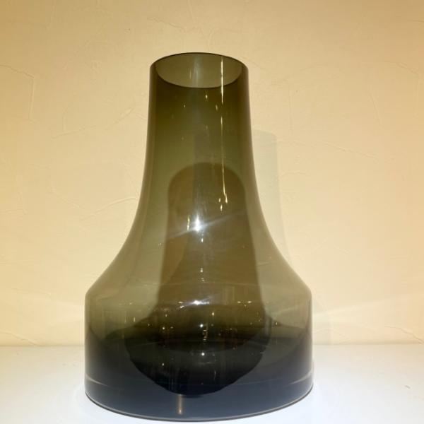 安定感抜群のフラワーベース、ファゴット。ガラスの素材感を大切に、シンプルなフォルムが特徴です。お花を魅力的に見せるのはもちろんそのままでも美しいデザインです。サイズ比較Ｌサイズ：上部直径90、下部直径200、高さ280mmＭサイズ：上部直径...