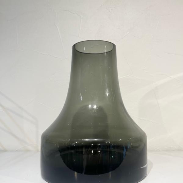 安定感抜群のフラワーベース、ファゴット。ガラスの素材感を大切に、シンプルなフォルムが特徴です。お花を魅力的に見せるのはもちろんそのままでも美しいデザインです。サイズ比較Ｌサイズ：上部直径90、下部直径200、高さ280mmＭサイズ：上部直径...