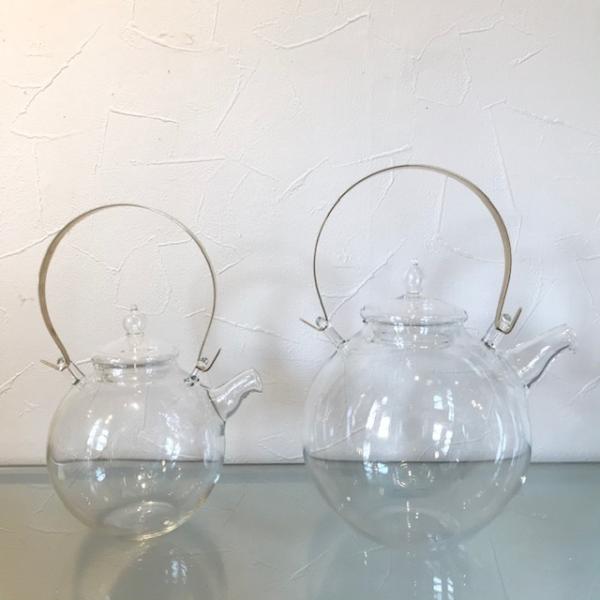 まん丸の形が、茶葉のもつ香りと味を十分に引き出すことに徹したポットです。　茶漉しは注ぎ口に挿入するワイヤー式で着脱が簡単にできます。持ち手は真鍮で使いこむほどに味わいのある色に変化します。真鍮製の把手は取り外すことを想定しておりません。　や...