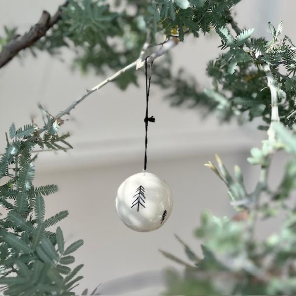 Fine Little Day コレクション、陶製のオーナメントです。上品な艶あり、手書き風のもみの木のイラストと、ブラックのひもがアクセントのオーナメントです。ツリーに飾ったり、クリスマスの飾りつけにおススメです。