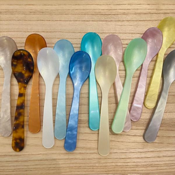 ドイツの老舗メーカー、 Heim S〓hne（ハイムゾーネ）のエッグスプーンです。たくさんのカラーバリエーションの中から、お好きなカラーの組み合わせをお楽しみいただけます。職人の手により一つ一つ丁寧に仕上げられたスプーンは、口当たりが驚くほ...