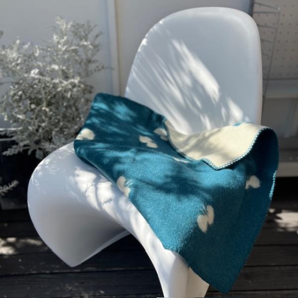 ミナペルホネン（皆川明）さんとのコラボレーションが生まれた人気デザイン。ひざ掛けとして大人の方だけでなく、ご出産の御祝にも喜ばれます。別売のギフトボックスSもご利用いただけます。ミニサイズはケミカル使用を極限までおさえ、農薬なしの牧草で健康...