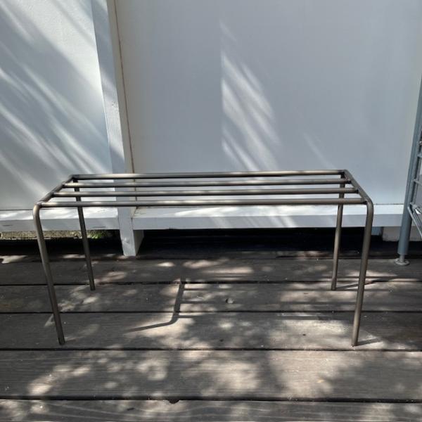 アイアンの素材が引き立つシンプルなデザインのプランタースタンドです。プランターと地面の間に空間を作ることで、害虫や地熱から植物を守ります。プランタースタンドですが、アイデア次第で玄関やリビングなどにちょっとした物置としていろいろ使えそうです...