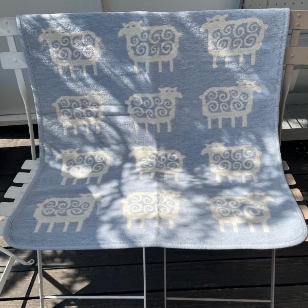 1879年からずっとスウェーデン南部の小さな町で創りつづけているKLIPPAN（クリッパン）。140年にわたって糸を紡いできた伝統技術と、北欧デザイナーたちとのコラボレーションにより、モダンで美しいデザインとなり、世界中で愛されるブランドに...