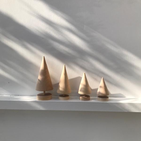 【発売日：2025年11月08日】木製のシンプルなデザインのツリーです。単品でももちろん可愛いですが、別売の木のサンタと合わせて飾るのも可愛いですよ。サイズは4サイズ（14、11.7、9.1、7.6センチ）揃えました。各サイズを並べて飾ると...