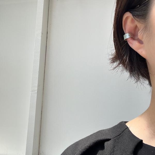 和紙と水彩紙のテクスチャーを表面に施した高純度の錫鋳物（99.99%：フォーナイン）のリングです。金属なのに手で簡単に曲げる事ができる高純度の錫を用いて、鋳造の技術で作られています。サイズを気にせず身に着けられます。シンプルなデザインは性別...