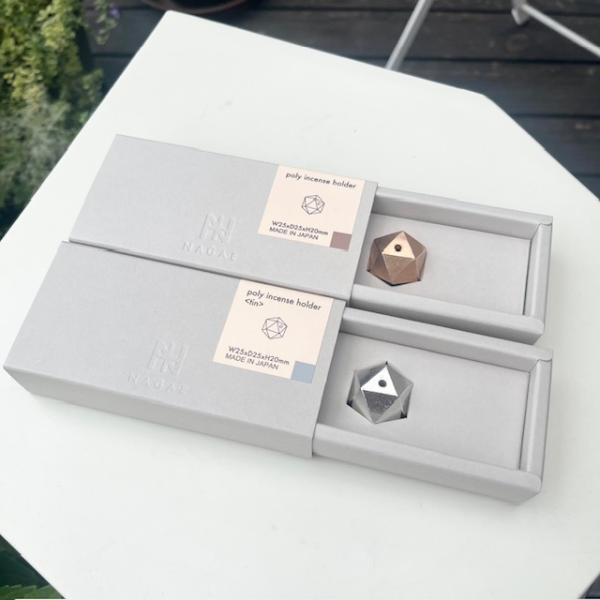 正二十面体の香立てです。ブロンズと新しくシルバーが加わりました。長くお使いいただく中で、経年変化をおたのしみいただくため、表面にはコーティングを施していません。3つの角度でお使いいただけます。スティックタイプのお香をご使用ください。当店では...